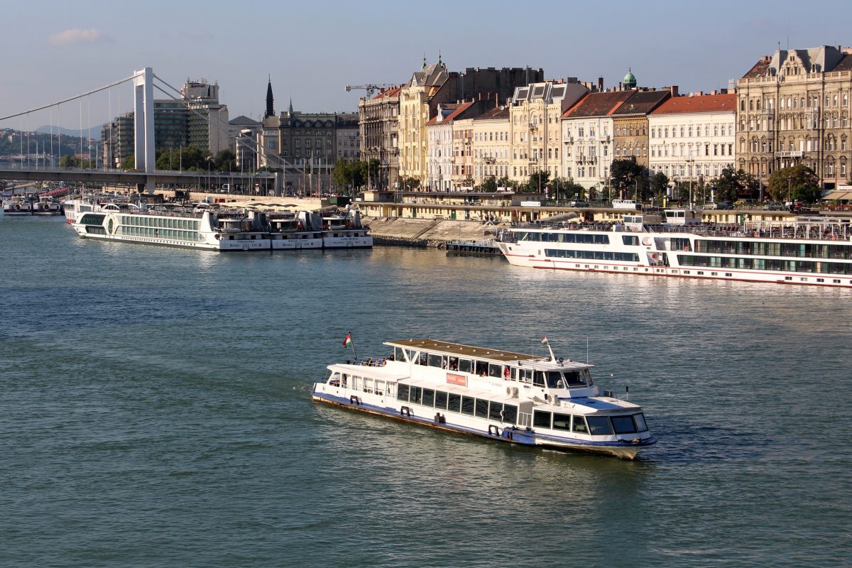 Budapest Boat Cruise | Sparkles and Shoes